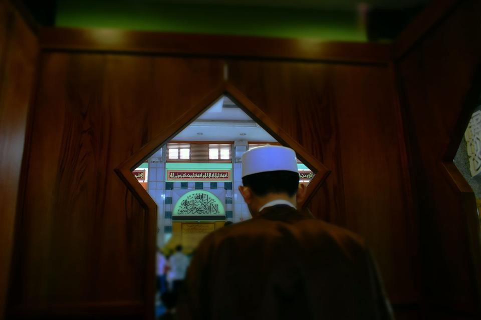 Di Mana Perlu Letakkan Tangan Semasa Berdiri Dalam Solat